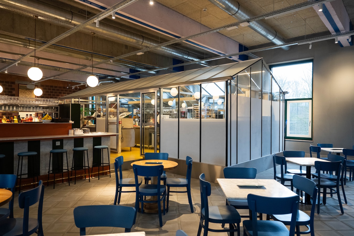 NET OPEN. Café Modern brengt extra leven in het Mortselse stadhuis: “Op ...