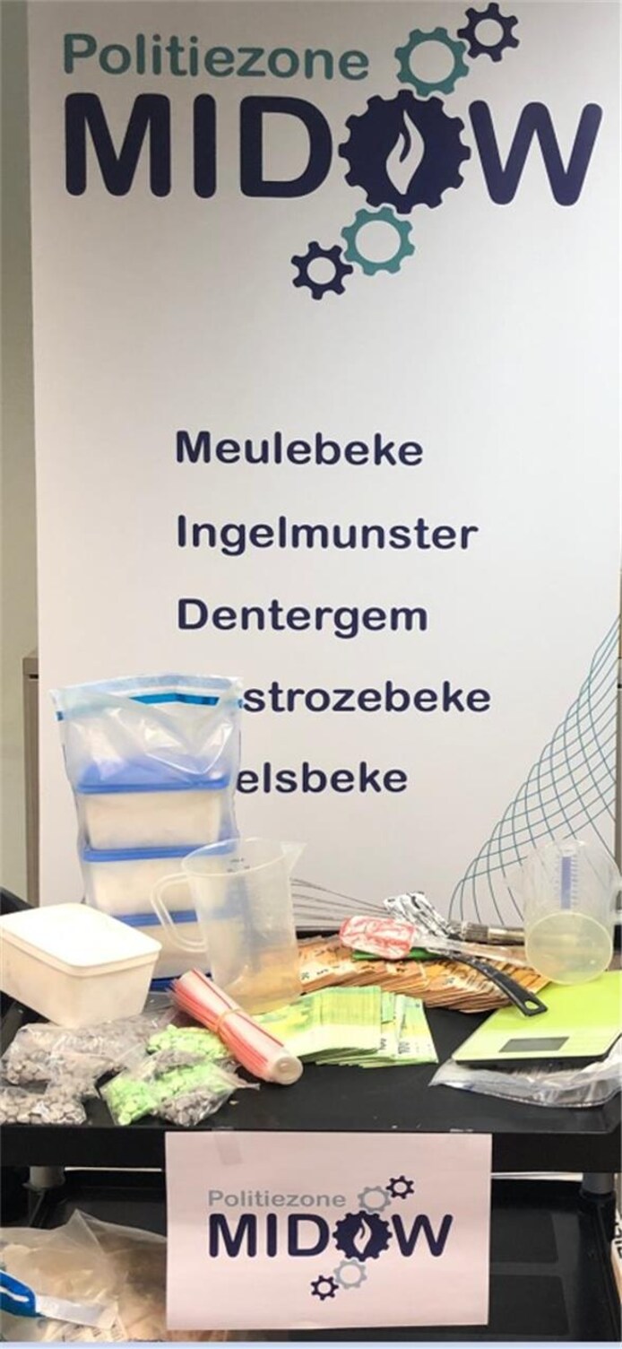 Politie vindt 8 kilo speed en 40.000 euro cash geld tijdens inval ...