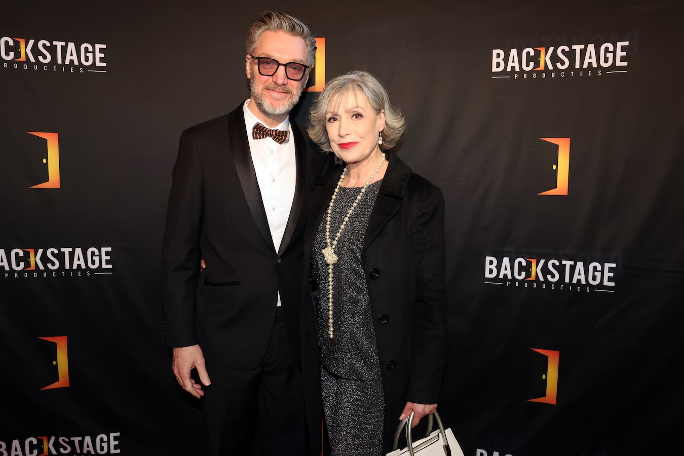 IN BEELD. BV’s zakken af naar rode loper van ‘Winterrevue’: “Hugo Sigal ...