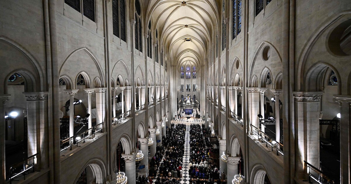 IN BEELD. Eerste misviering in Notre-Dame van Parijs sinds brand in ...