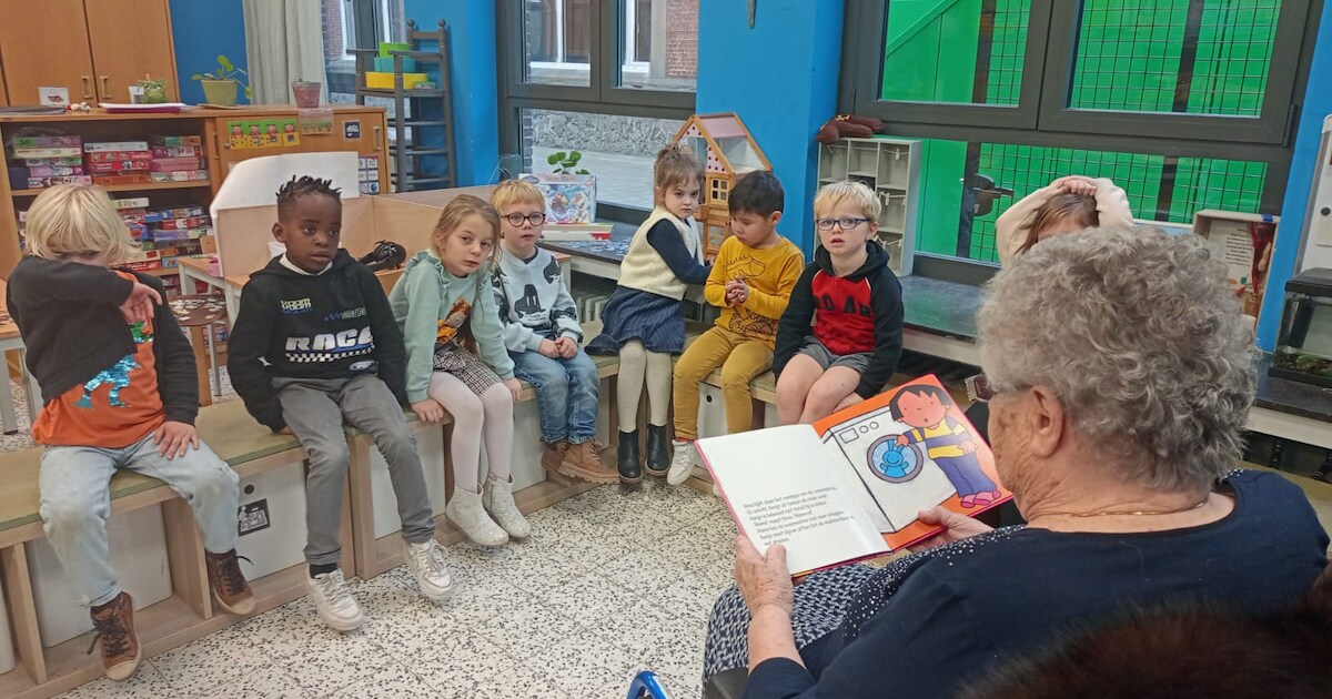 Senioren van De Bron lezen voor bij kleuters van Grotenberge | Zottegem ...