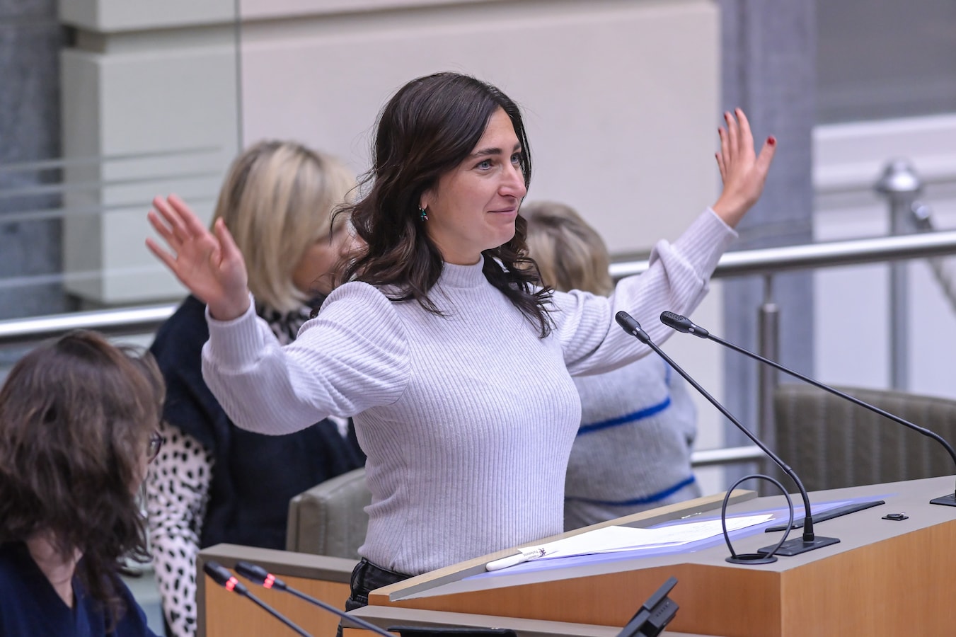 1.470 leerkrachten staan niet voor de klas, maar daar wil Zuhal Demir ...