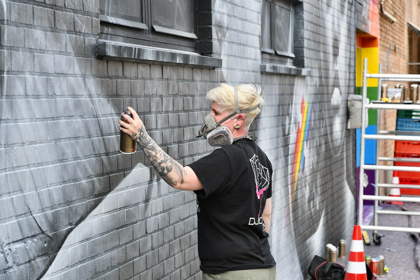 Graffitikunstenares Djoels vraagt aandacht voor holebi’s met gigantisch ...
