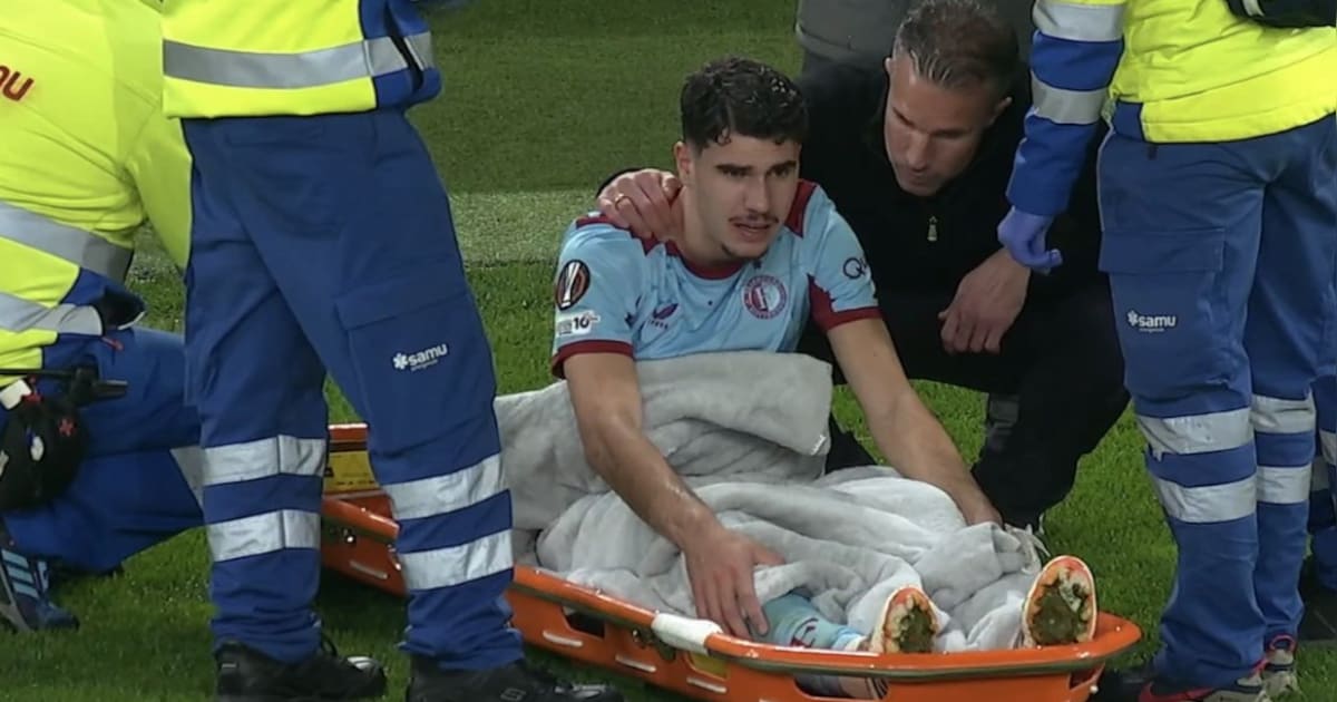 KIJK. Aangeslagen Robin van Persie ziet hoe eigen zoon zich zwaar ...