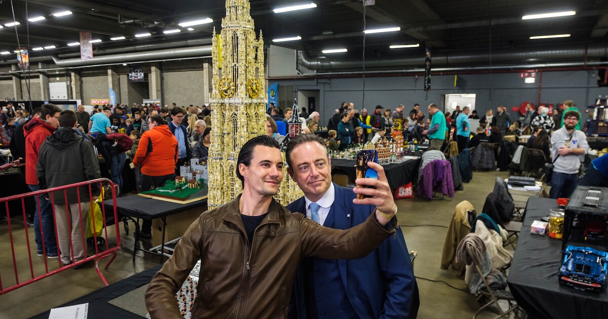 Legofans vergapen zich aan 2,7 meter hoge replica van Onze-Lieve ...