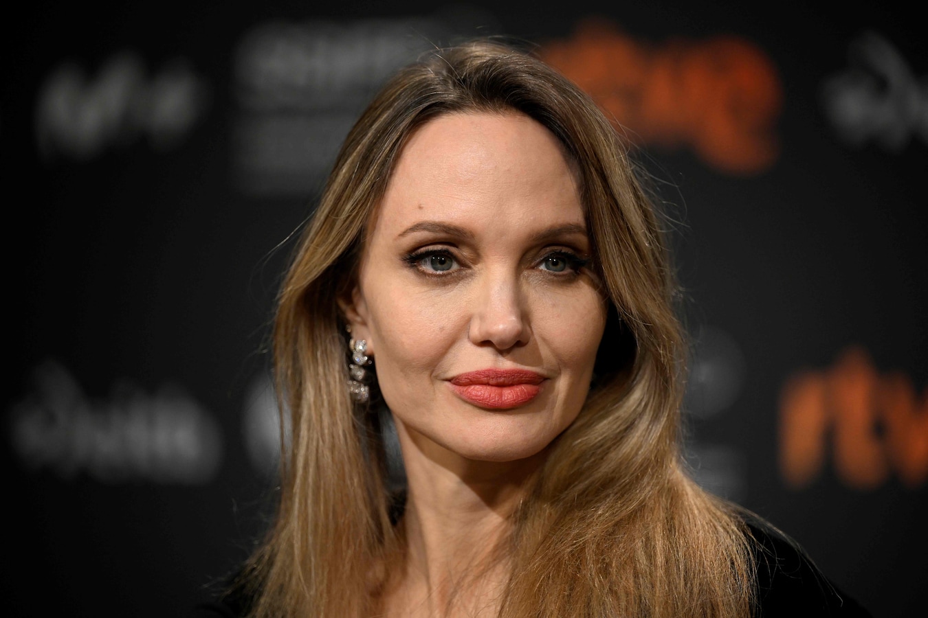 Angelina Jolie uit zorgen over politiek klimaat in de VS: “Ik hou van mijn land, maar ik herken ...