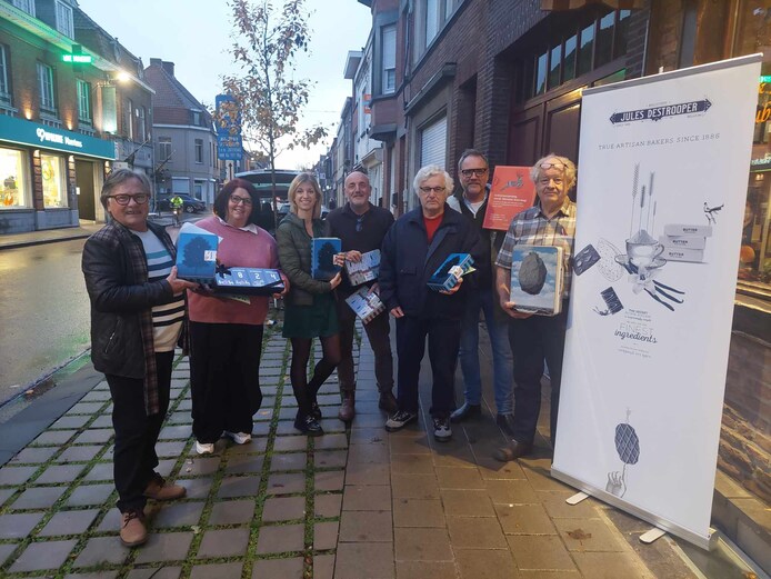 Warmste Steenweg verkoopt Destrooper-koekjes ten voordele van ...