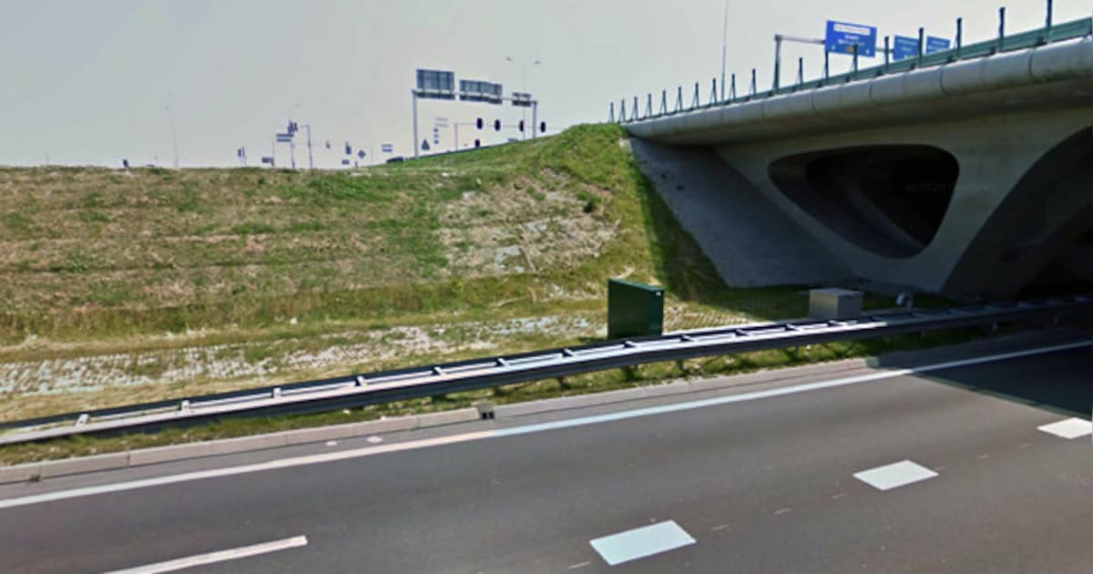 Bus rijdt van viaduct in Nederland: 7 gewonden | Nieuws | HLN.be