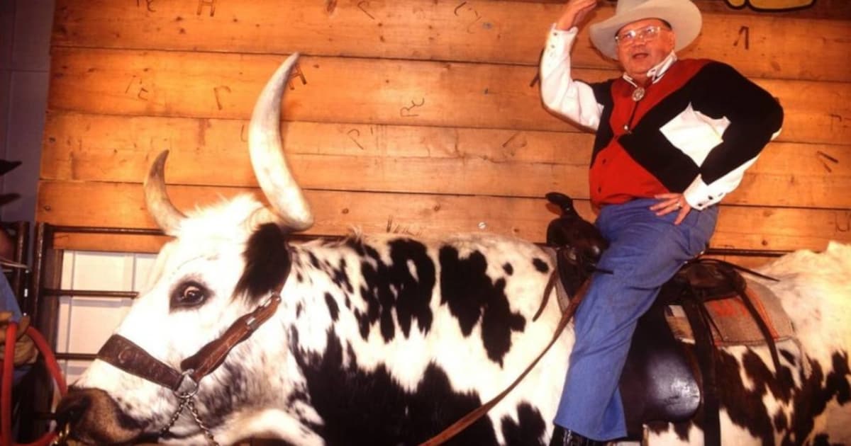 Al 2.000 euro geboden voor iconische cowboyhoed van Dehaene: opbrengst ...