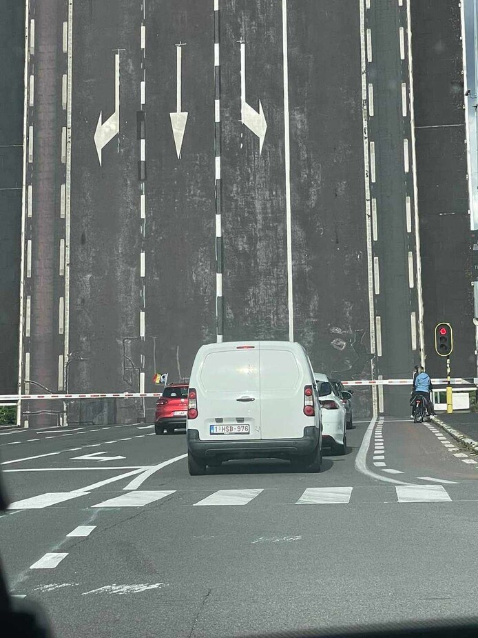 Nieuwe rijstroken Zelzatebrug leiden tot verwarring | Zelzate | hln.be