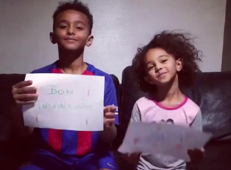 Kinderen van Mbaye Leye komen origineel uit de hoek om papa gelukkige ...