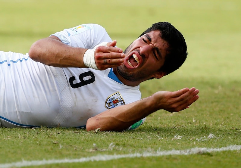 Luis Suárez beet al drie spelers tijdens een match, ‘slachtoffer ...