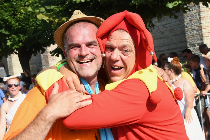 Luc (61) is Pittems Zotteke voor het leven: “Dat narrenpak laat me ...
