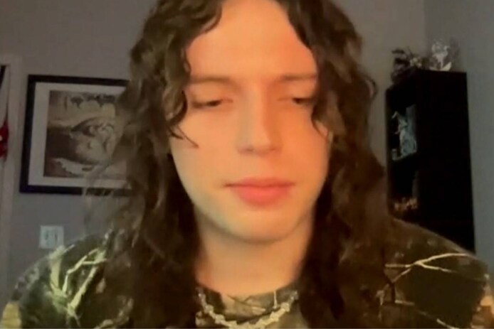 KIJK. “Ik ben doodsbang”: zoon van Capitoolbestormer die eigen vader ...