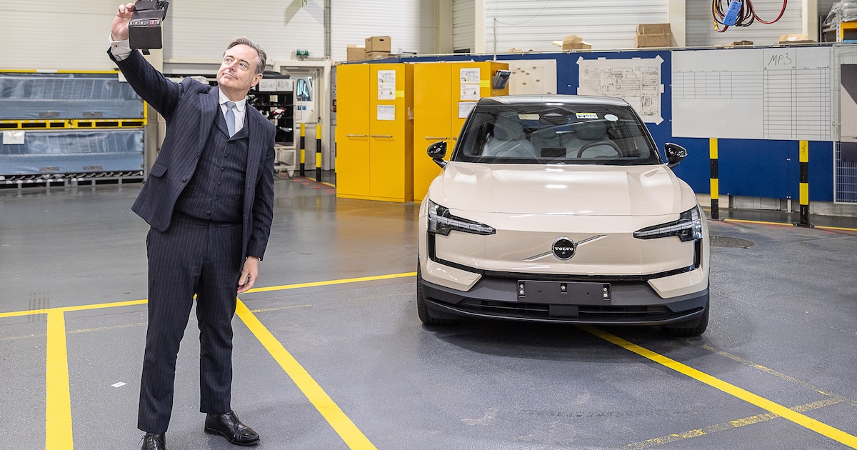 Premier De Wever rijdt eerste EX30 van de band bij Volvo Car Gent: “Ik ...
