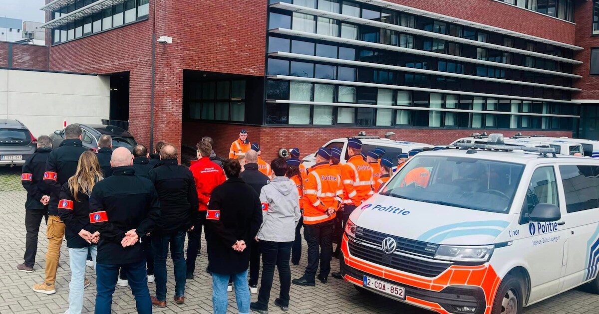 Politie houdt één minuut stilte voor doodgeschoten DSU-agent Jonathan ...