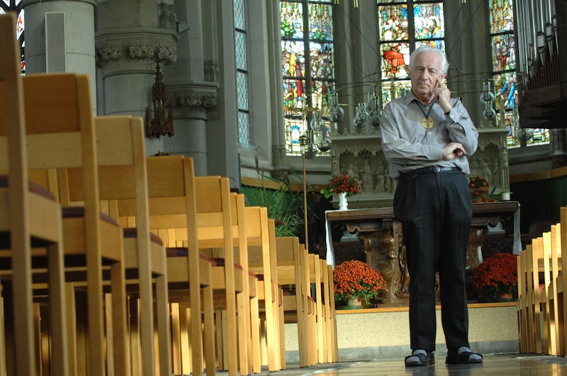 Volle kerk neemt afscheid van pastoor Rik Van den Bosch (91): “Rik ...