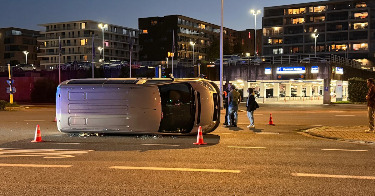Bestelwagen belandt op zijn zijde na botsing | Brugge | HLN.be
