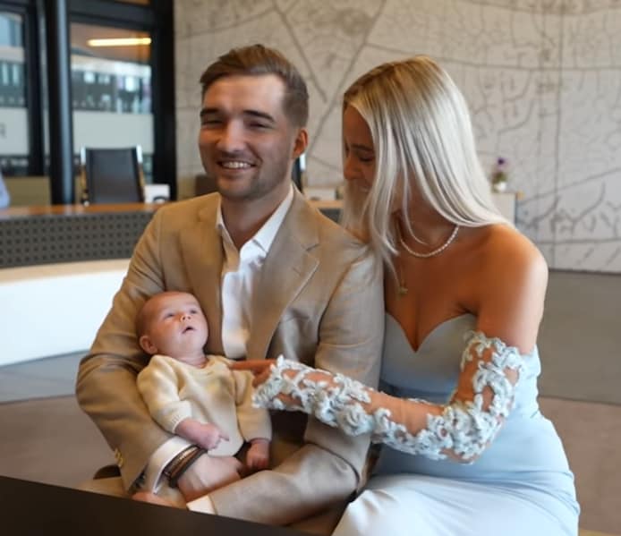 Nederlandse vlogger Gio Latooy en vriendin ‘geven ja-woord’ in bijzijn van pasgeboren zoontje ...