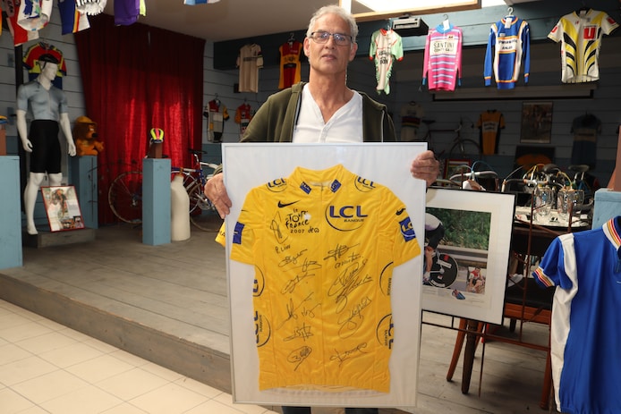 Herbert (60) toont collectie van 200 wielertruitjes: meer dan halve ...
