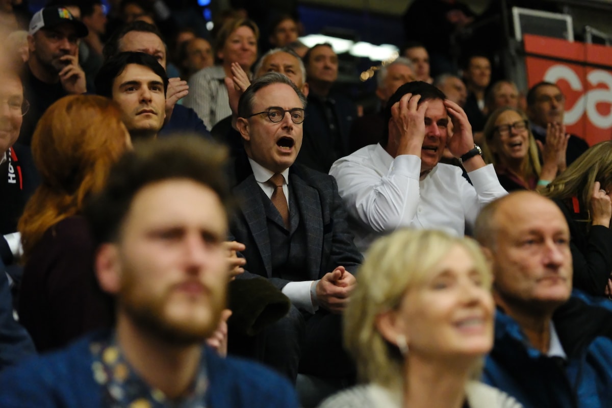 Premier Bart De Wever en Conner Rousseau volgen baskettopper in ...