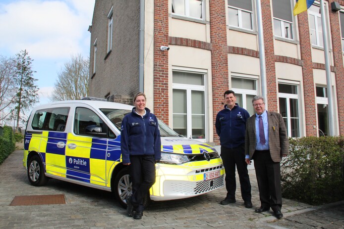 Wijkdienst Dentergem neemt nieuw dienstvoertuig met battenburgpatroon ...