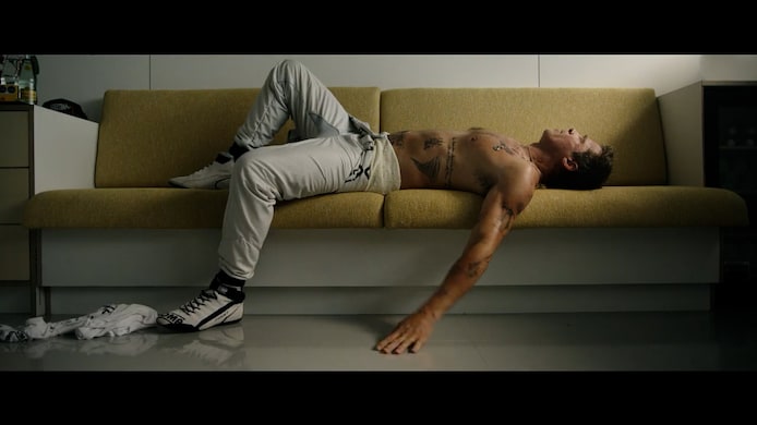 Naaktshot van Brad Pitt verraadt dat hij nog steeds aandenken aan zijn ex Angelina Jolie op zijn ...