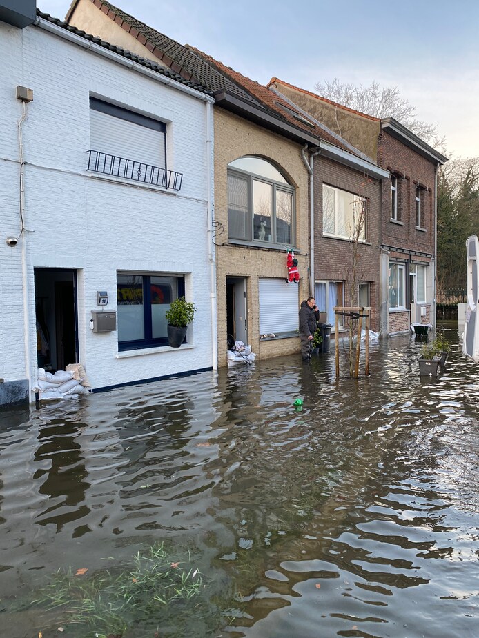 Falende terugslagklep aan Rupel zet straten en woningen onder water in Klein-Willebroek: “Nog ...