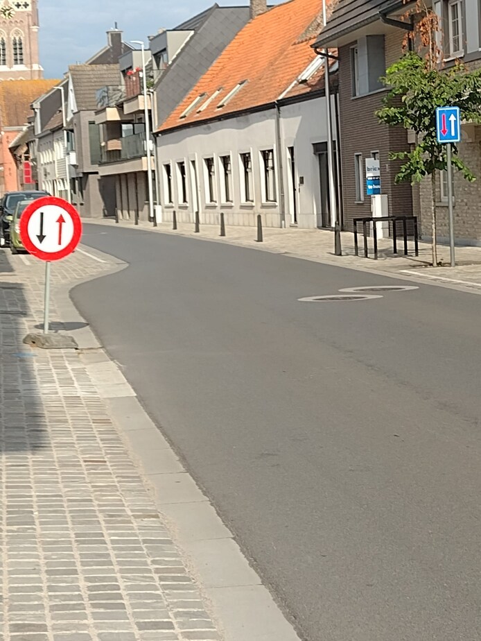 “Wie heeft hier voorrang?”: verkeerssituatie in Jabbeke zorgt voor verwarring bij bestuurders ...