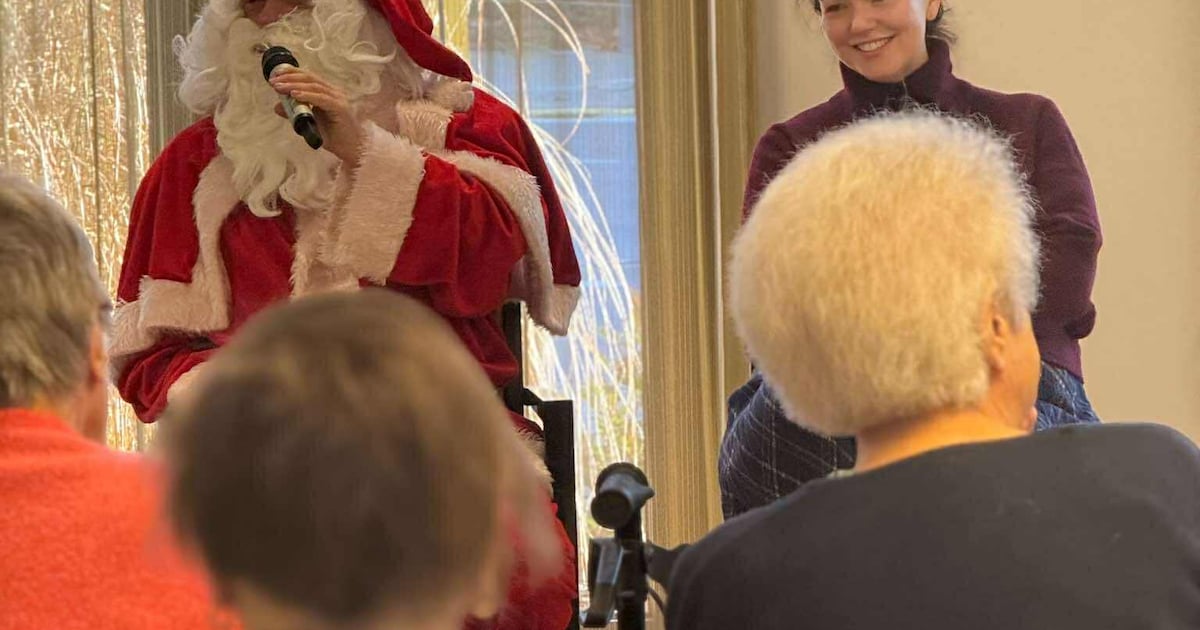 Burgemeester en partijgenote lezen opnieuw kerstverhaal voor ouderen in ...