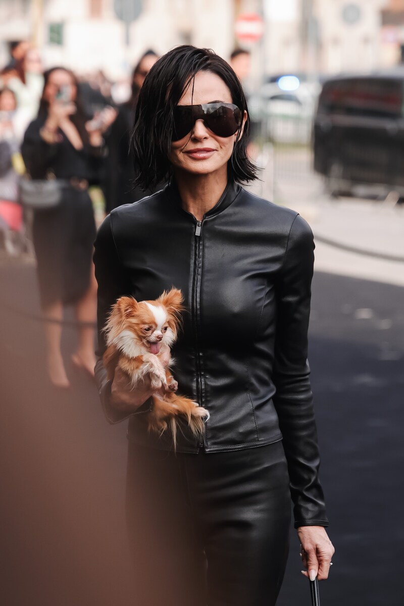 Demi Moore (63) trekt alle aandacht met nieuwe look tijdens Milan ...