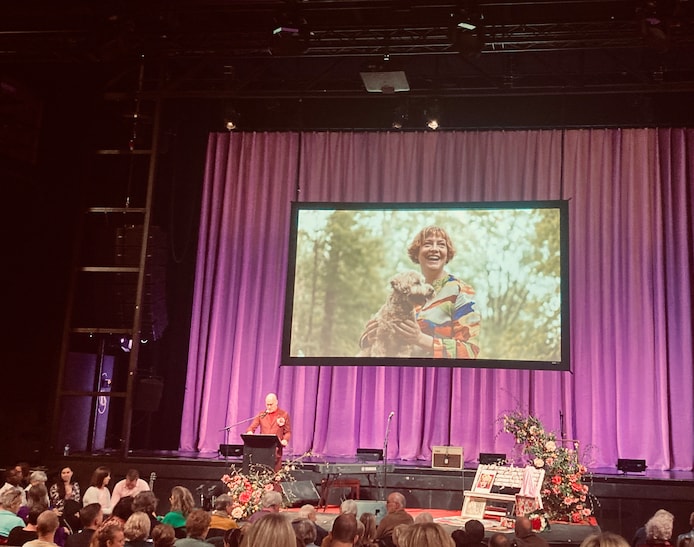 Leuven neemt op indrukwekkende wijze afscheid van Martje Ceulemans (39) in Het Depot: “Als ...
