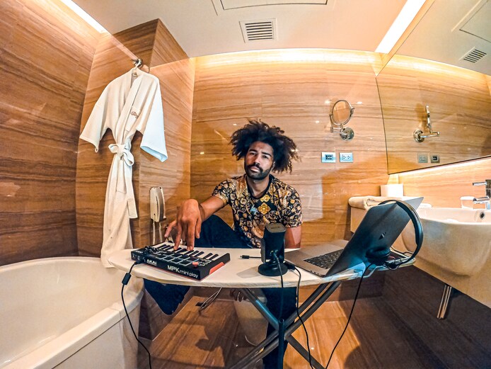 DJ Makasi kan na stressvolle momenten eindelijk aan de slag in Thailand ...