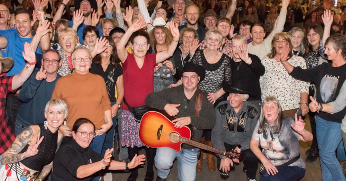 Country- en linedancefanaten amuseren zich tijdens optreden van Robby ...