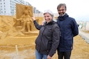 IN BEELD. Cast F.C. De Kampioenen opent eigen zandsculpturenfestival ...
