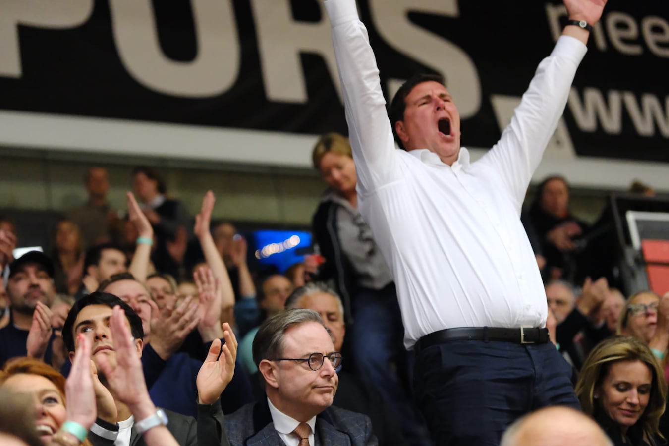 Premier Bart De Wever en Conner Rousseau volgen baskettopper in ...