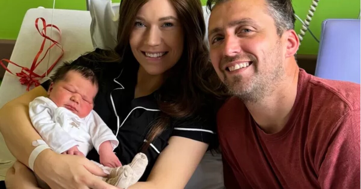 Papa Andy (39), mama Kyra (33) én baby Naud zijn alle drie op dezelfde ...