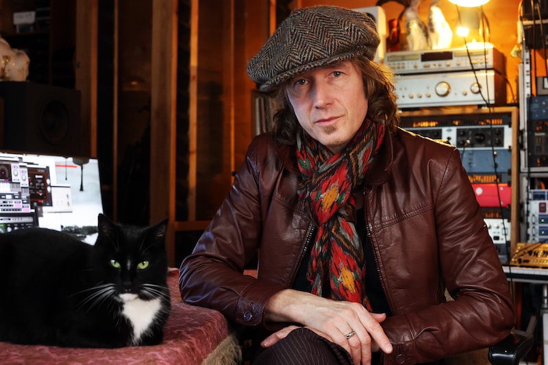 Bassist Stef Kamil Carlens niet welkom op nieuwe dEUS-tour: “Het doet ...