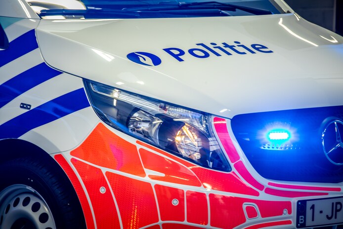 Stelling komt scheef te staan na aanrijding, bestuurder pleegt ...