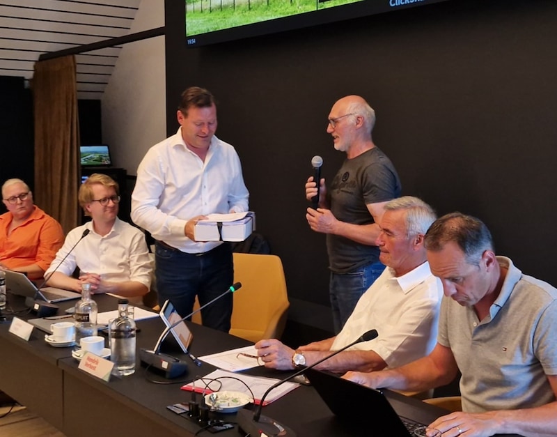 Burgerbeweging levert stapel van 700 bezwaren af tegen windmolenplannen ...