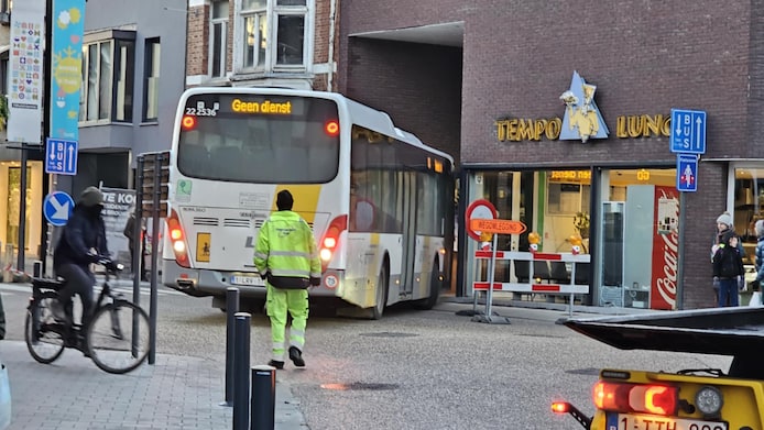 Bus rijdt zich vast in wegenwerken Kouterstraat | Temse | hln.be