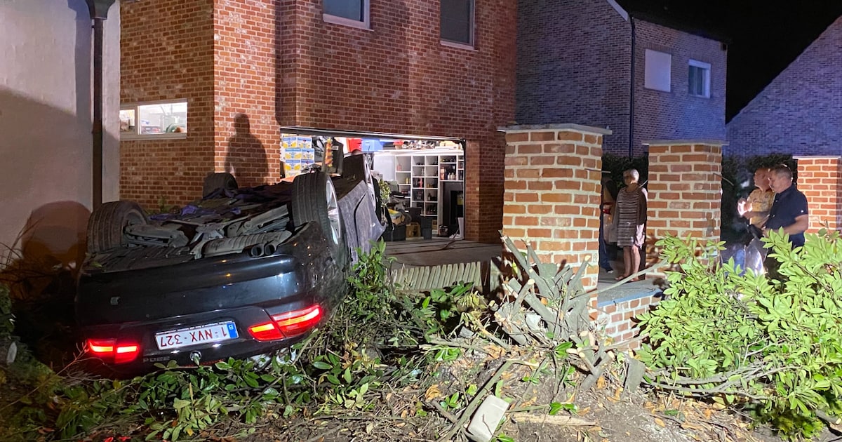 Ravage in Rumst: cabrio belandt op dak in voortuin | Regio | HLN.be