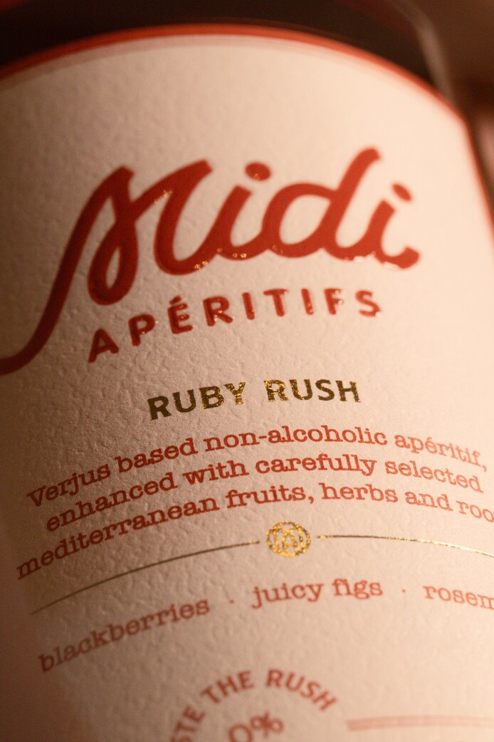 Jules (27) stelt smaakvol alcoholvrij aperitief Ruby Rush voor: “Op ...