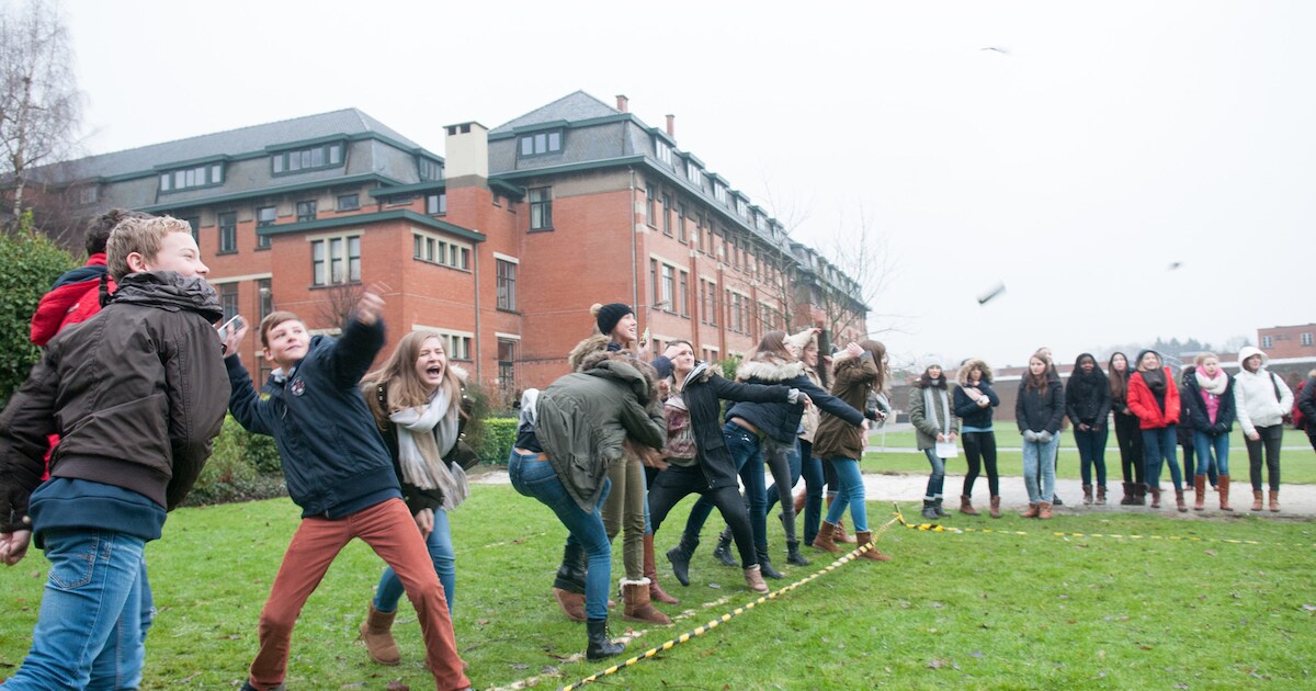 Leerlingen KSO Glorieux gooien oude gsm's tot 44 meter ver | Ronse | hln.be