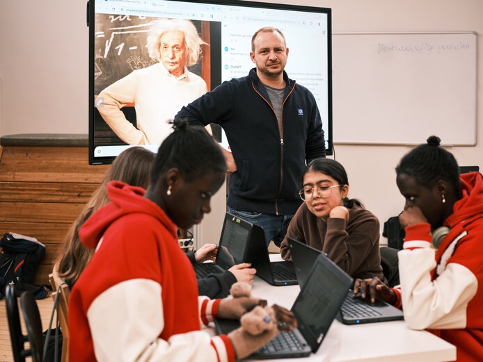 Leerkrachten en scholieren over artificiële intelligentie in de klas ...