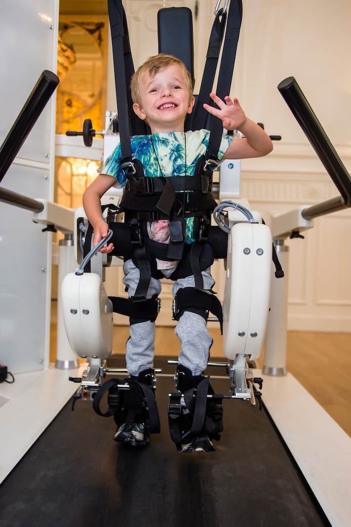 “Hij is het enige kind ter wereld met deze afwijking”: mama van Briek ...