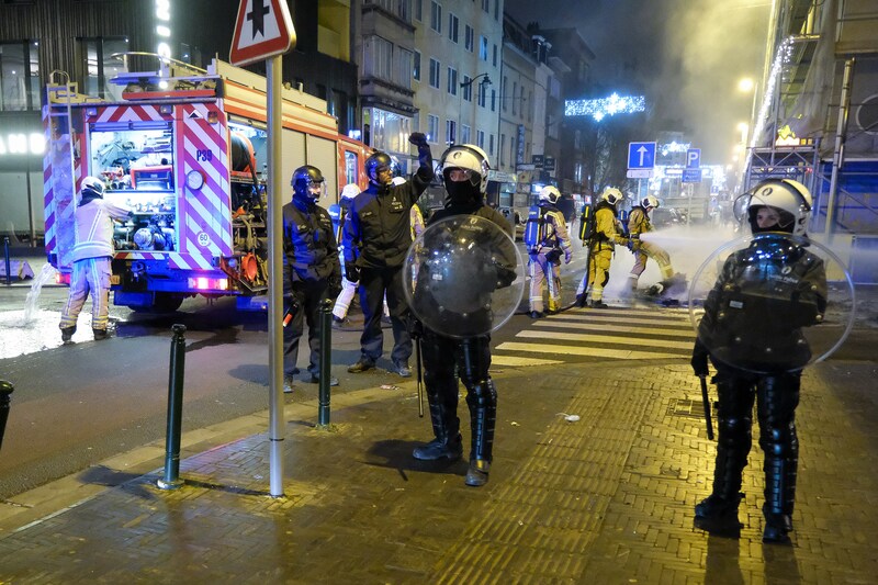 101 Relschoppers Opgepakt In Antwerpen Hulpdiensten Bestookt Met