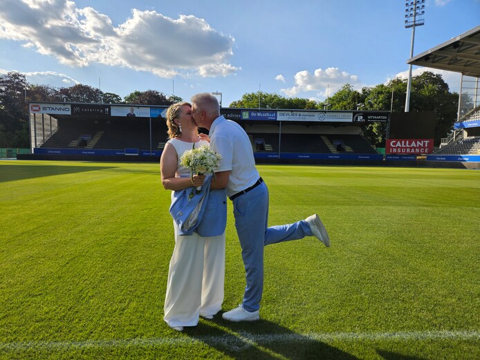 OH Leuven-superfans Inge (44) en Robby (43) vieren huwelijk in Den ...