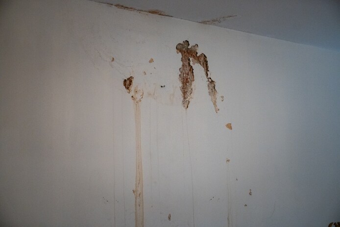 Aziz (45) en Siham (45) wonen in appartementen die onbewoonbaar zijn ...