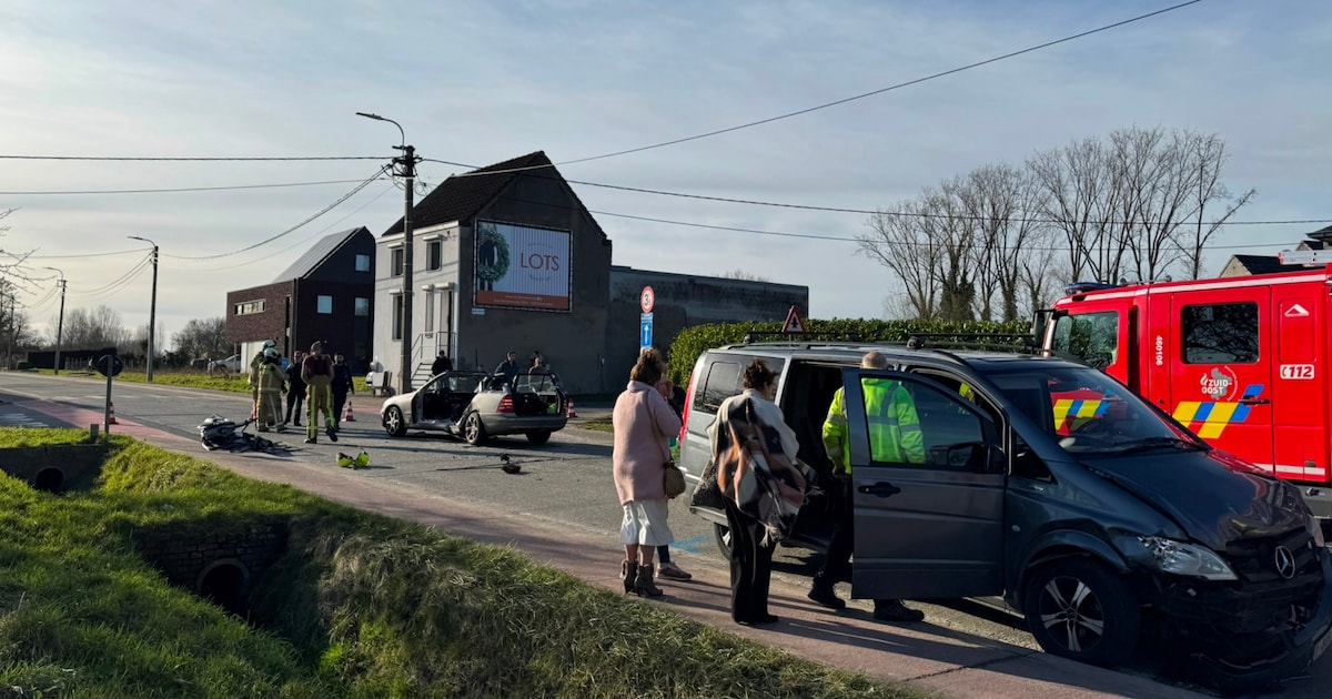 Bestuurster raakt zwaargewond bij ongeval op kruispunt in Wanzele: twee passagiers naar ...